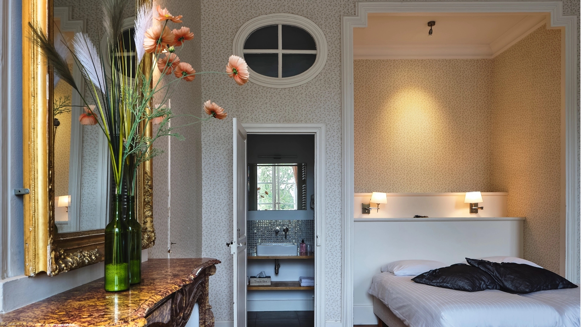 Rooms / English title